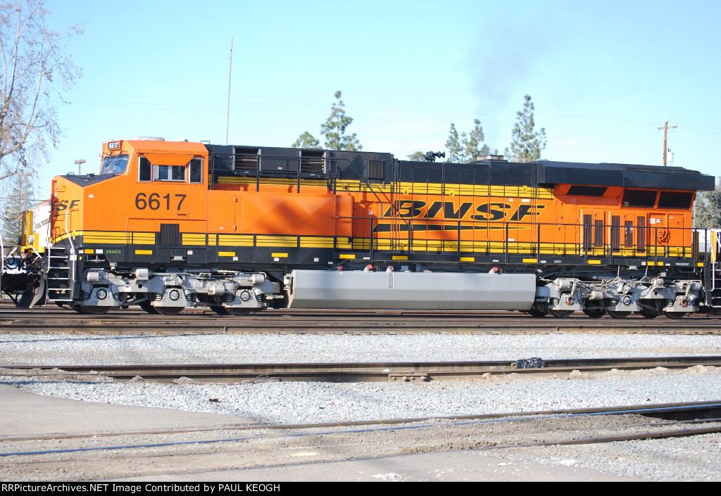 BNSF 6617 heads eastbound towards the Tehachapi Loop and Barstow, Ca as a # 3 unit on eastbound ...